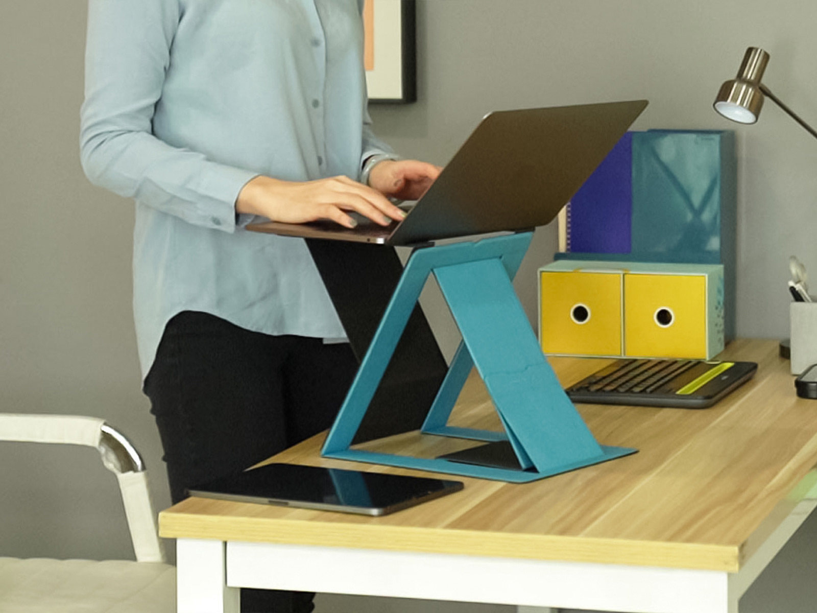 MOFT Z Offers A Versatile Sit-Stand Desk - IMBOLDN