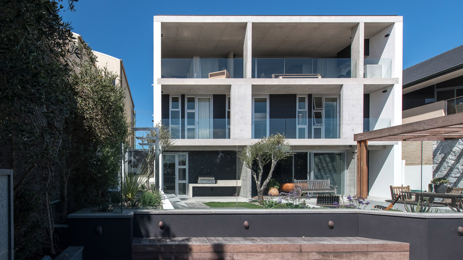 Australia’s Bar Beach House Undergoes A Stunning Transformation - IMBOLDN