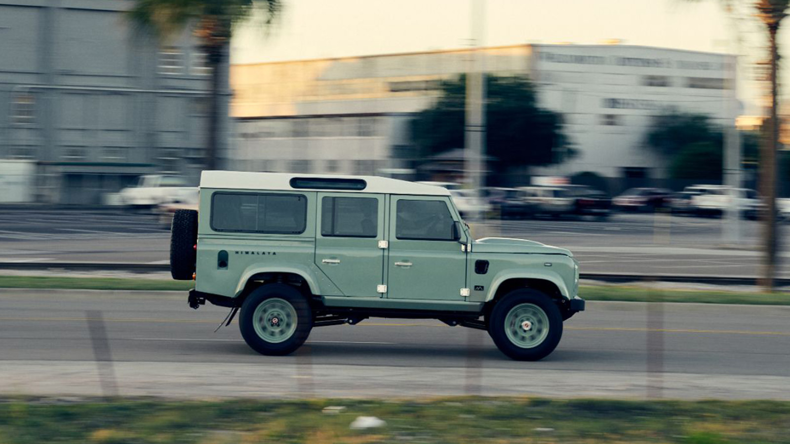The Himalaya Hue 166 Is A Custom Land Rover Defender 110 Resto Mod With ...