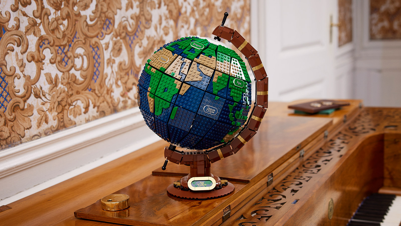 Explore The World With The LEGO Ideas Globe - IMBOLDN