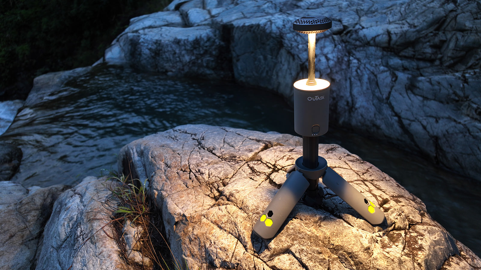 The ouTask Folding Tripod Telescopic Light - IMBOLDN