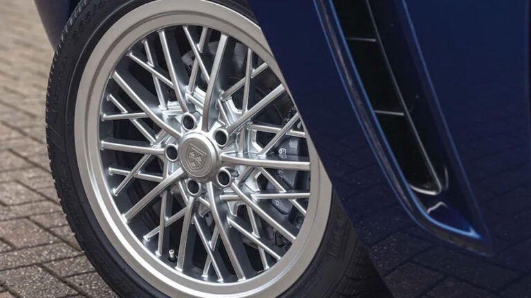 RML Ferrari 250 SWB Is 60s On Top And 90s Maranello Underneath - IMBOLDN