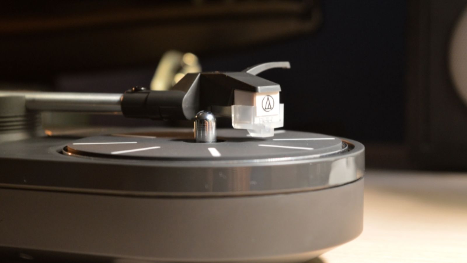 Audio-Technica Sound Burger Portable Bluetooth Turntable Makes A ...