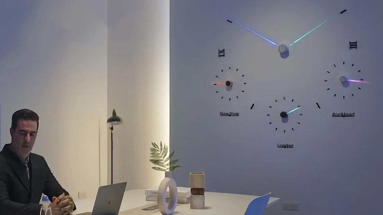 Hubble Traveller Clock Makes Smart Travel Seamless - IMBOLDN