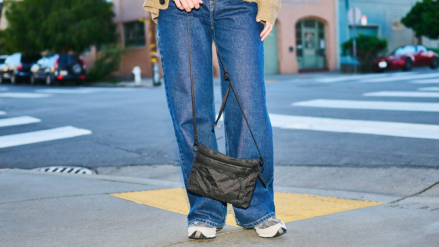 Smart Design Makes This Minimal Pouch Stand Out - IMBOLDN