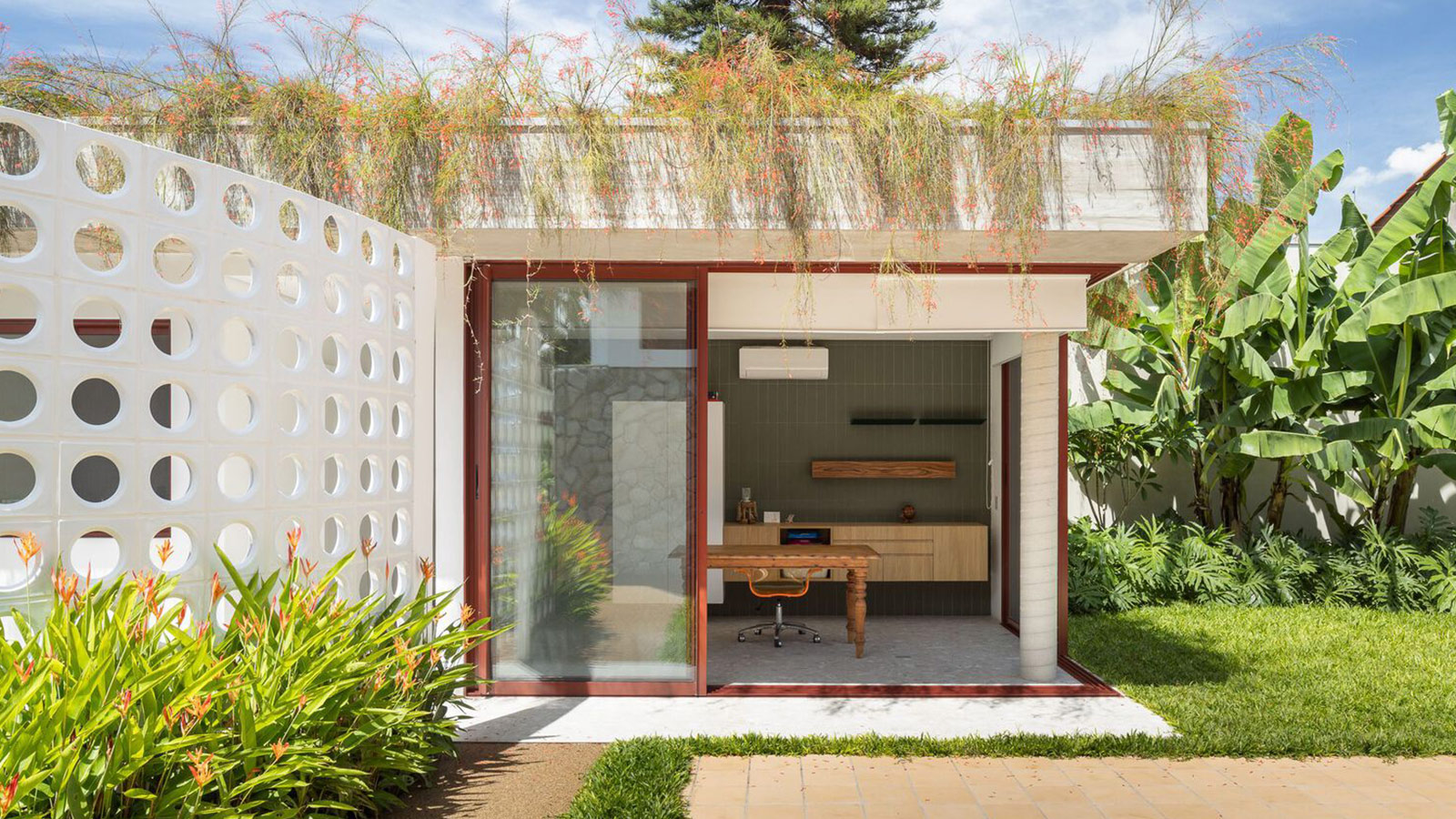 Faria House Blends Brick, Void, and Coastal Vibes - IMBOLDN